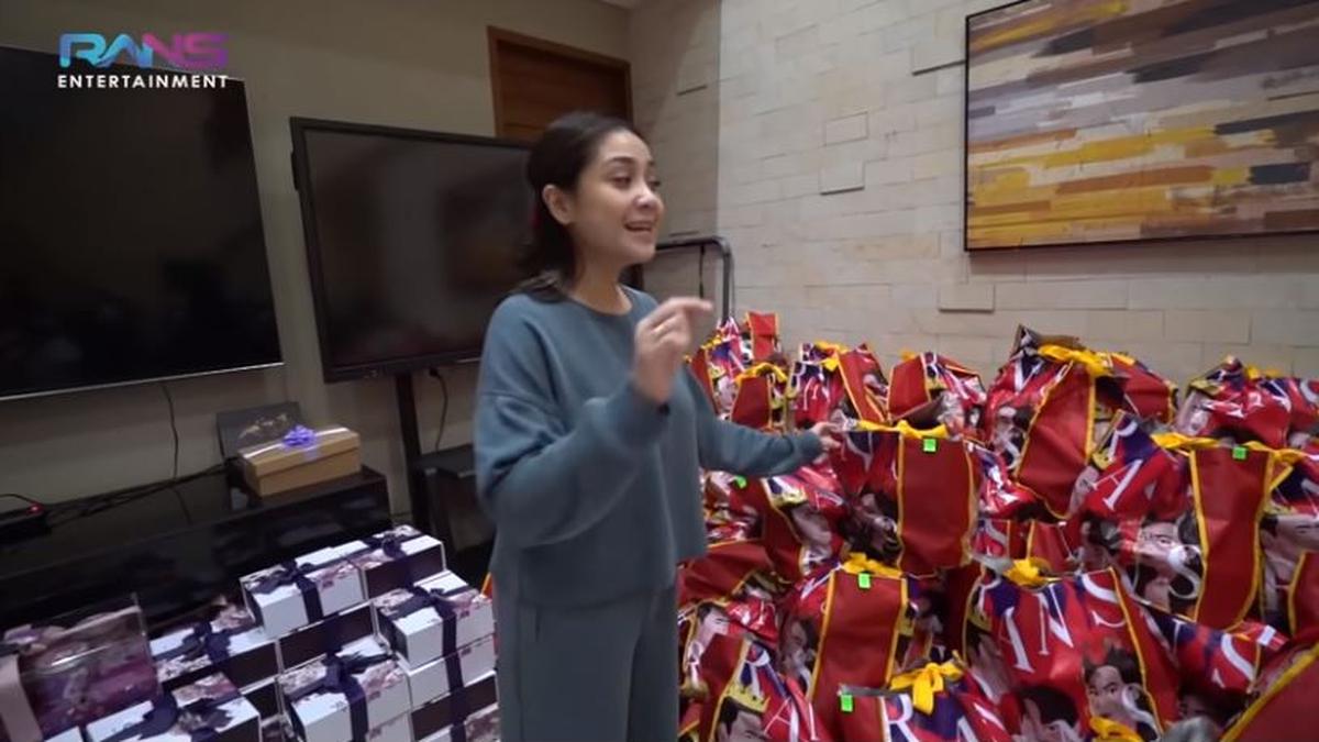 Selain Uang, Nagita Slavina Beri Hampers ke Karyawan Isi iPhone 12