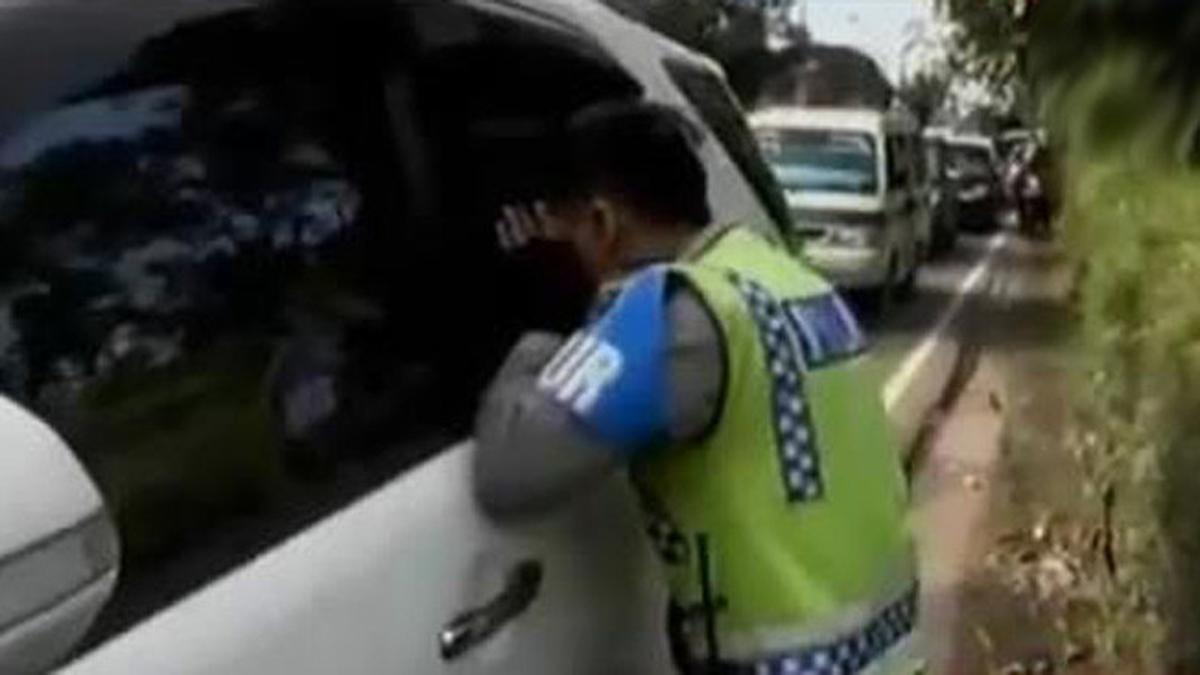 VIDEO: Parkir Mobil Sembarangan, Jalan di Palembang Macet Total - TV ...
