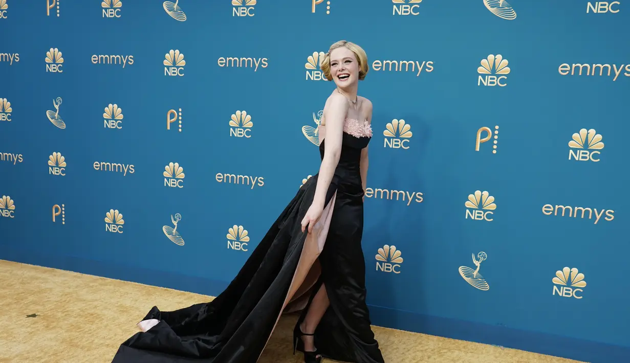 Pesona Elle Fanning di Emmy Awards 2022, Tampil Anggun dan Menawan ...