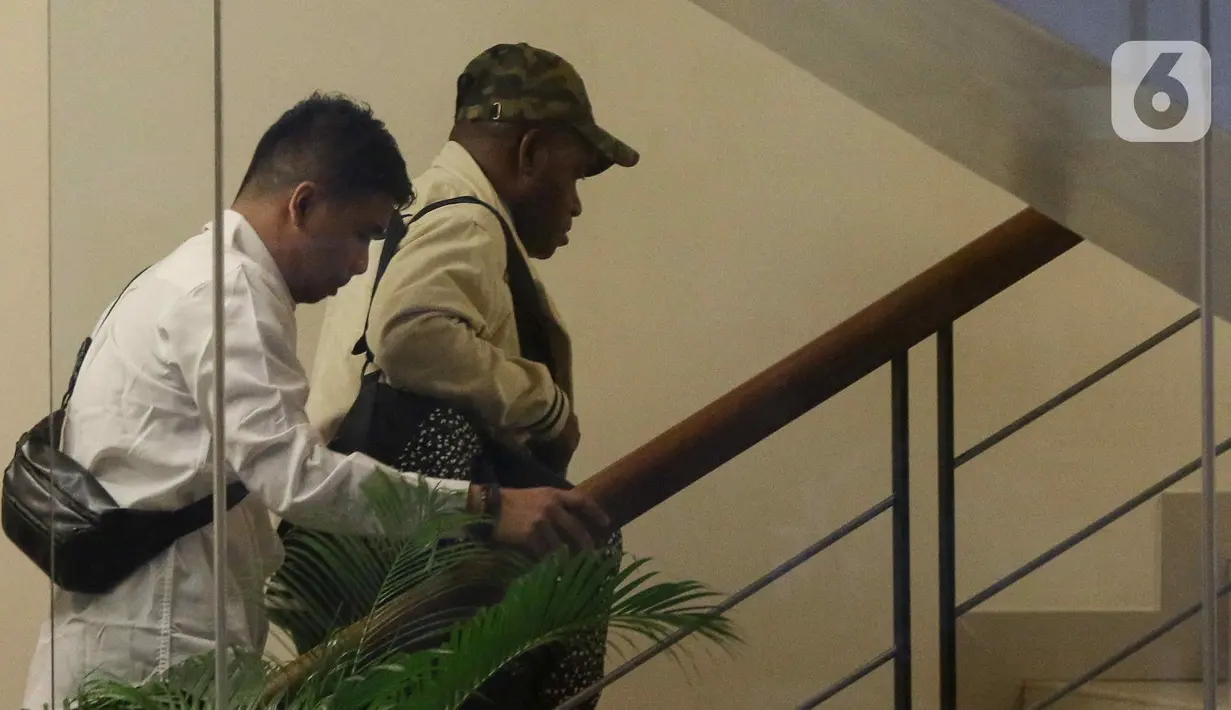 Terjerat OTT, Pj Bupati Sorong Yan Piet Mosso Tiba di Markas KPK - Foto ...