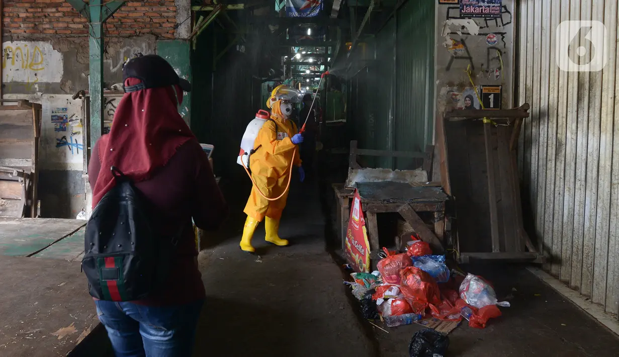 FOTO: Penyemprotan Disinfektan di Pasar Cikini dan Pemukiman Warga ...