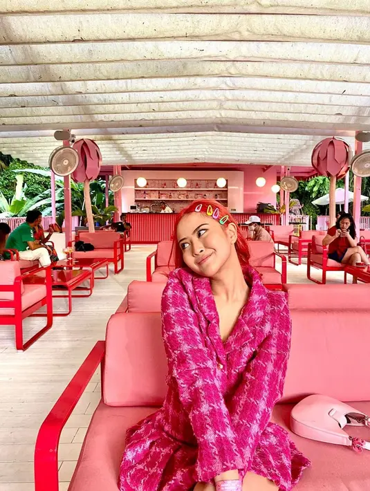 Gabriella Larasati dengan Warna Rambut Baru Ini Bak Barbie, Tampil Beda ...