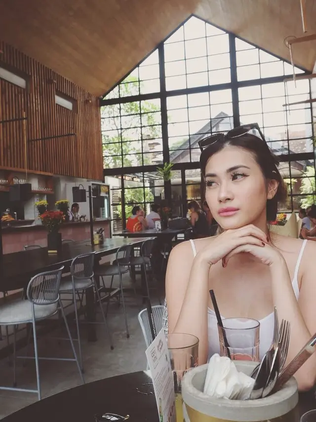 7 Potret Demmy Febriana Jalani Liburan, Gayanya Disebut Bak ABG - Hot ...