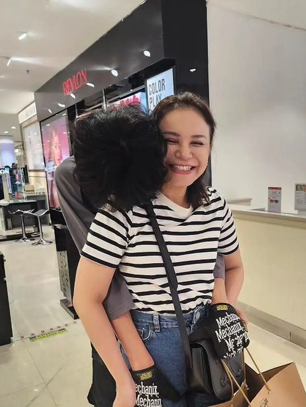 Seperti Kakak Adik, Potret Kebersamaan Rossa dan Anak Gantengnya - Photo Fimela.com