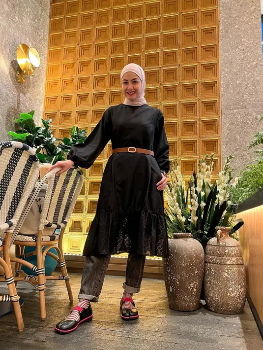 6 OOTD Serba Hitam Ala Revalina S Temat, Inspirasi Tampil Elegan - Photo Fimela.com