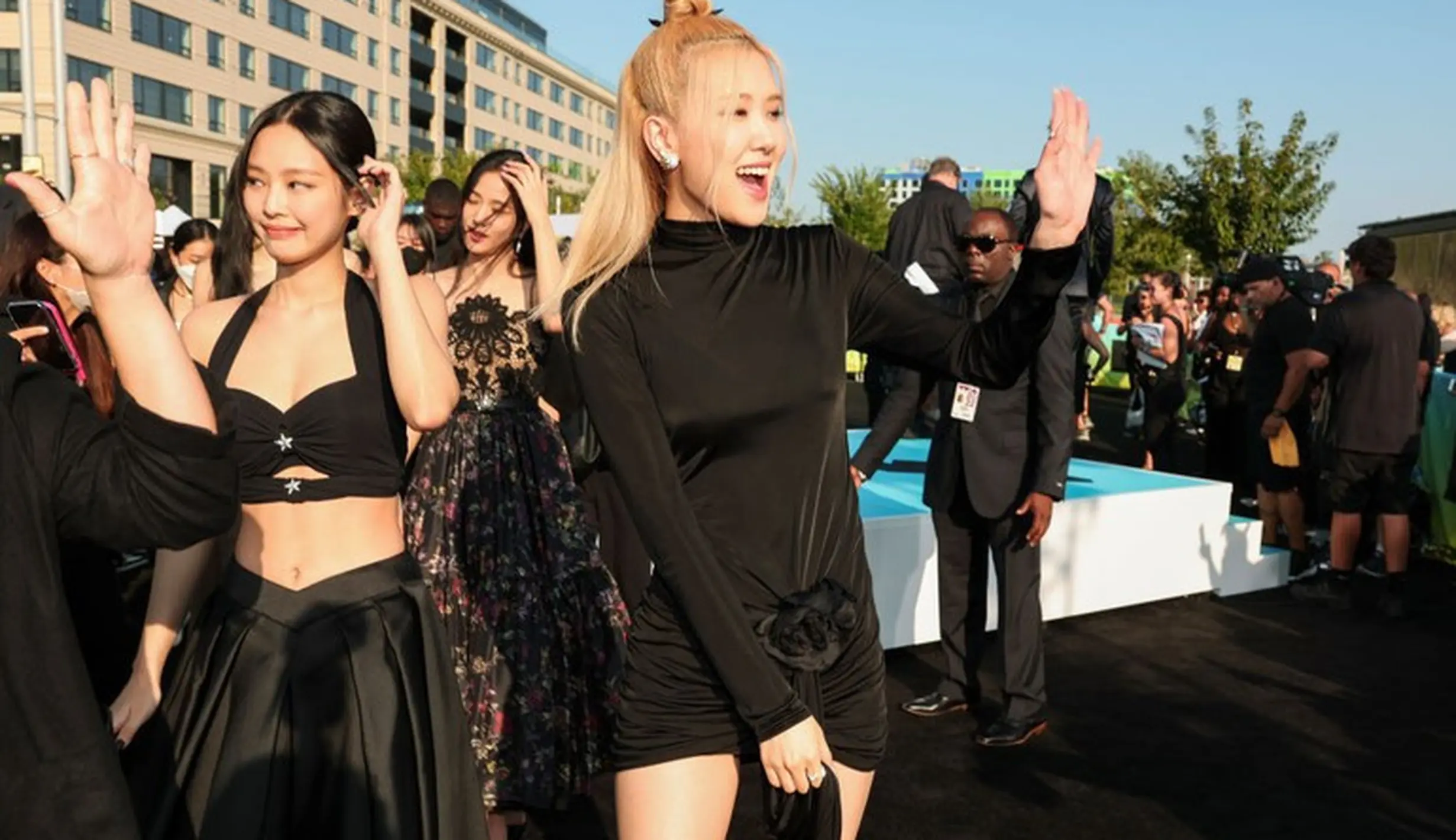 6 Potret Detail Perhiasan Rosé BLACKPINK di MTV VMA, Bentuk Unik ...