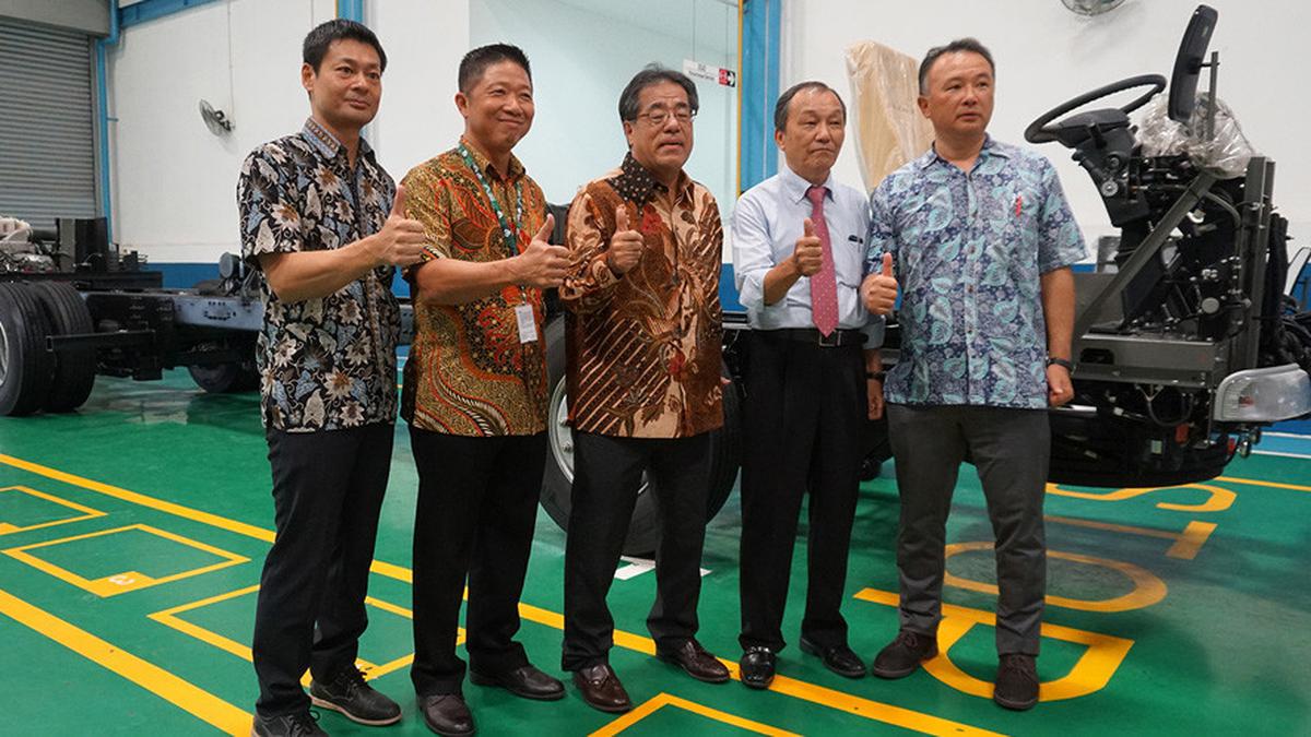 Hino Luncurkan Bus Transmisi Otomatis untuk 59 Penumpang - Berita ...