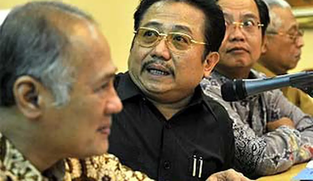 Waryono Karno (2 kiri), Bambang Setiawan (kiri), J. Purwono (2 kanan ...