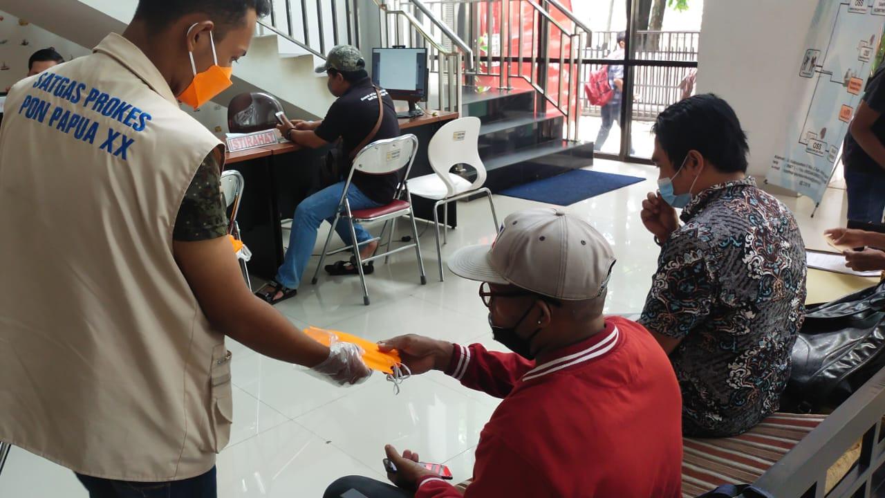 Mobilitas Tinggi, Satgas Prokes PON XX Papua Bagi-Bagi Masker