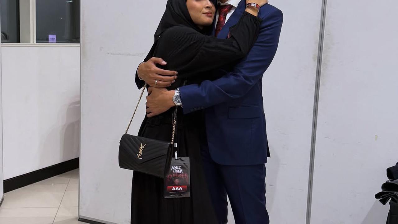 6 Pose Fedi Nuril dengan Setelan Jas, Formal di Gala Premiere Hingga Viral Pakai Celak Hitam di ...