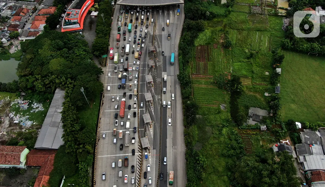 FOTO: Potret Udara Kemacetan Panjang Pemudik di Pintu Tol Cikupa Arah ...