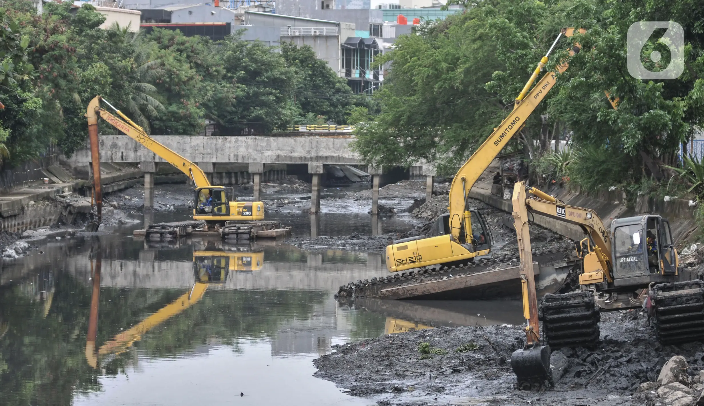 Gerebek Lumpur Kali Cideng - Foto Liputan6.com