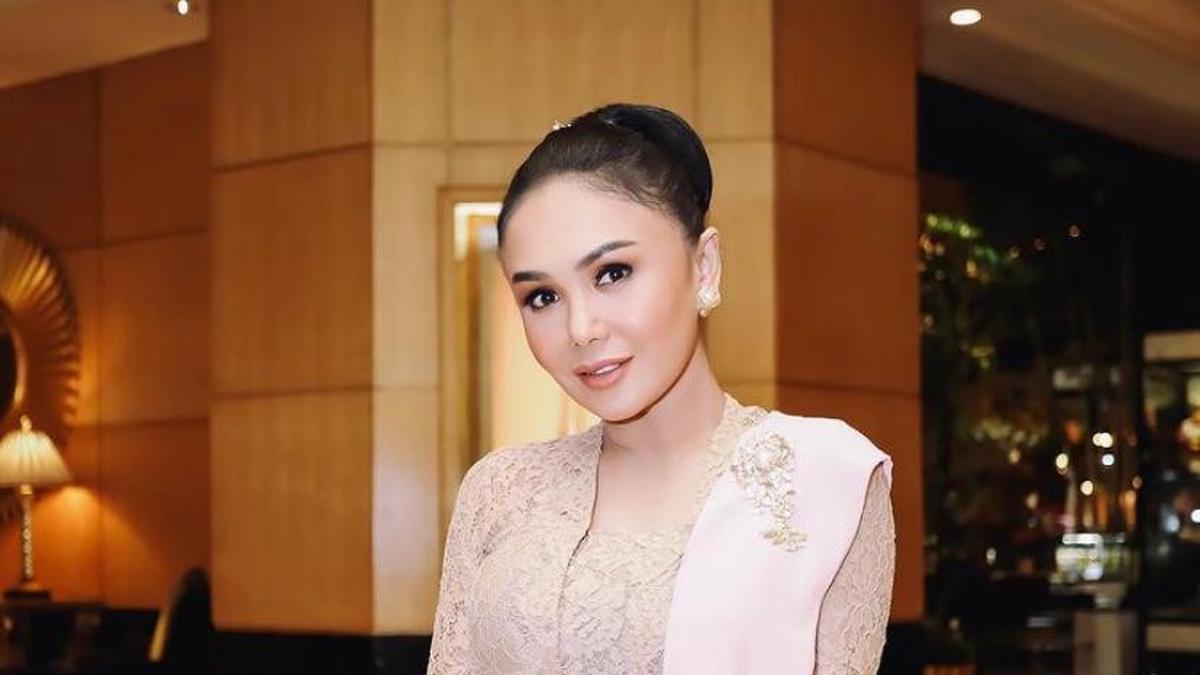 6 Pesona Yuni Shara Berkebaya, Makin Menawan dan Awet Muda di Usia 50 Tahun - Fashion Fimela.com