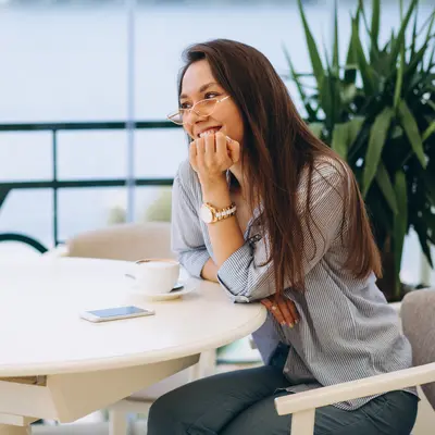 7 Tanda Orang Punya Kecerdasan Emosional Tinggi meski Tak Banyak Bicara - Lifestyle Fimela.com