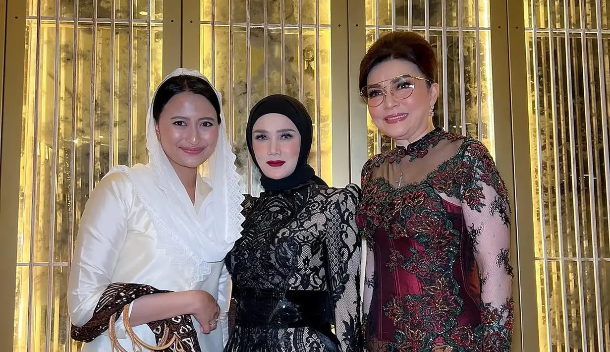6 Gaya Elegan Mulan Jameela Bergaun Hitam di Resepsi Pernikahan Putri Zulhas dan Zumi Zola ...