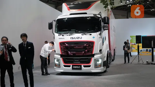 Isuzu Memperkenalkan Truk Listrik Elf dan Giga Fuel Cell di Japan ...