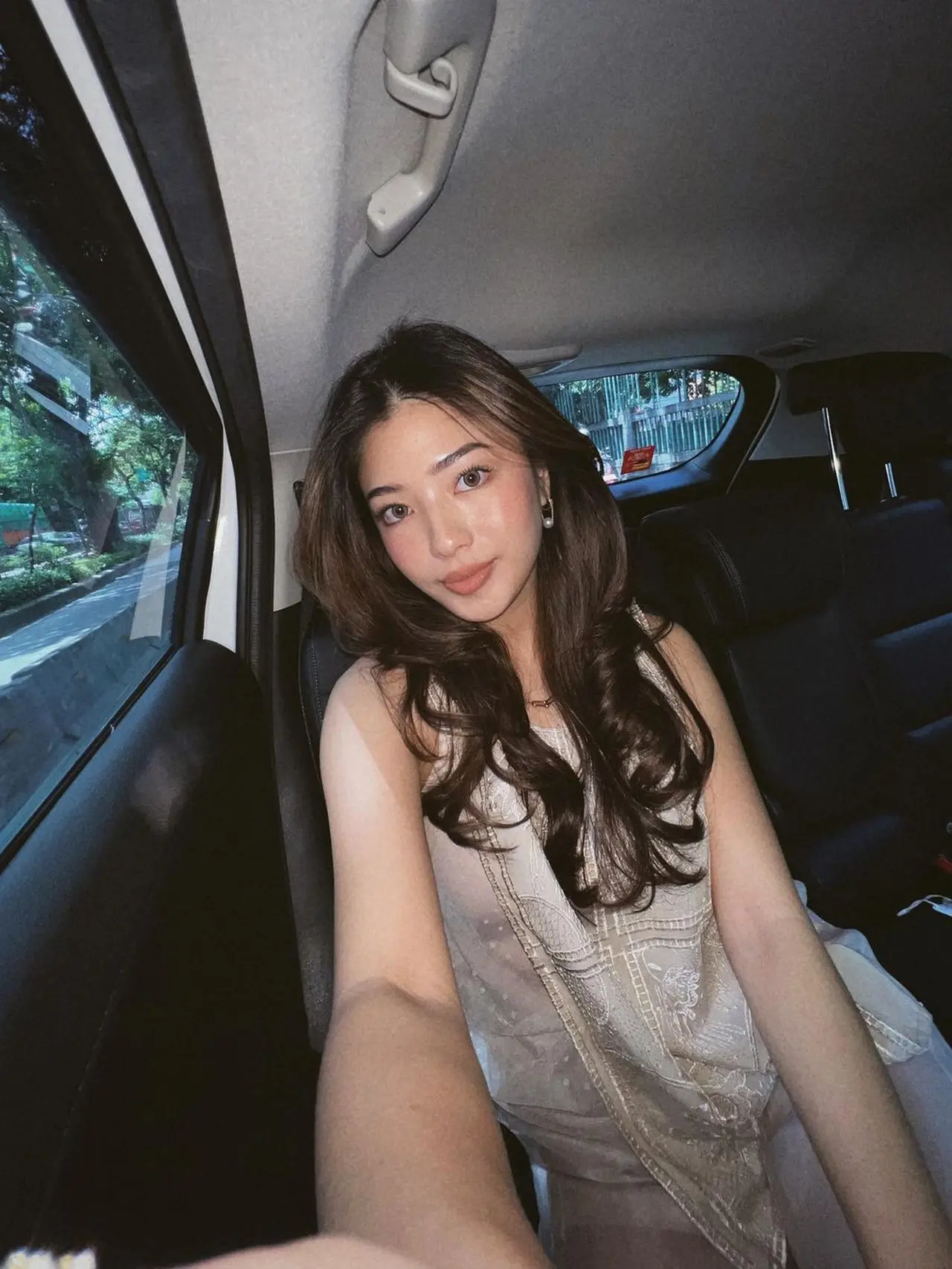 6 Potret Selebgram Putri Setiawan dari Nongkrong di Kedai Kopi Hingga Pose di Mobil, Disebut ...