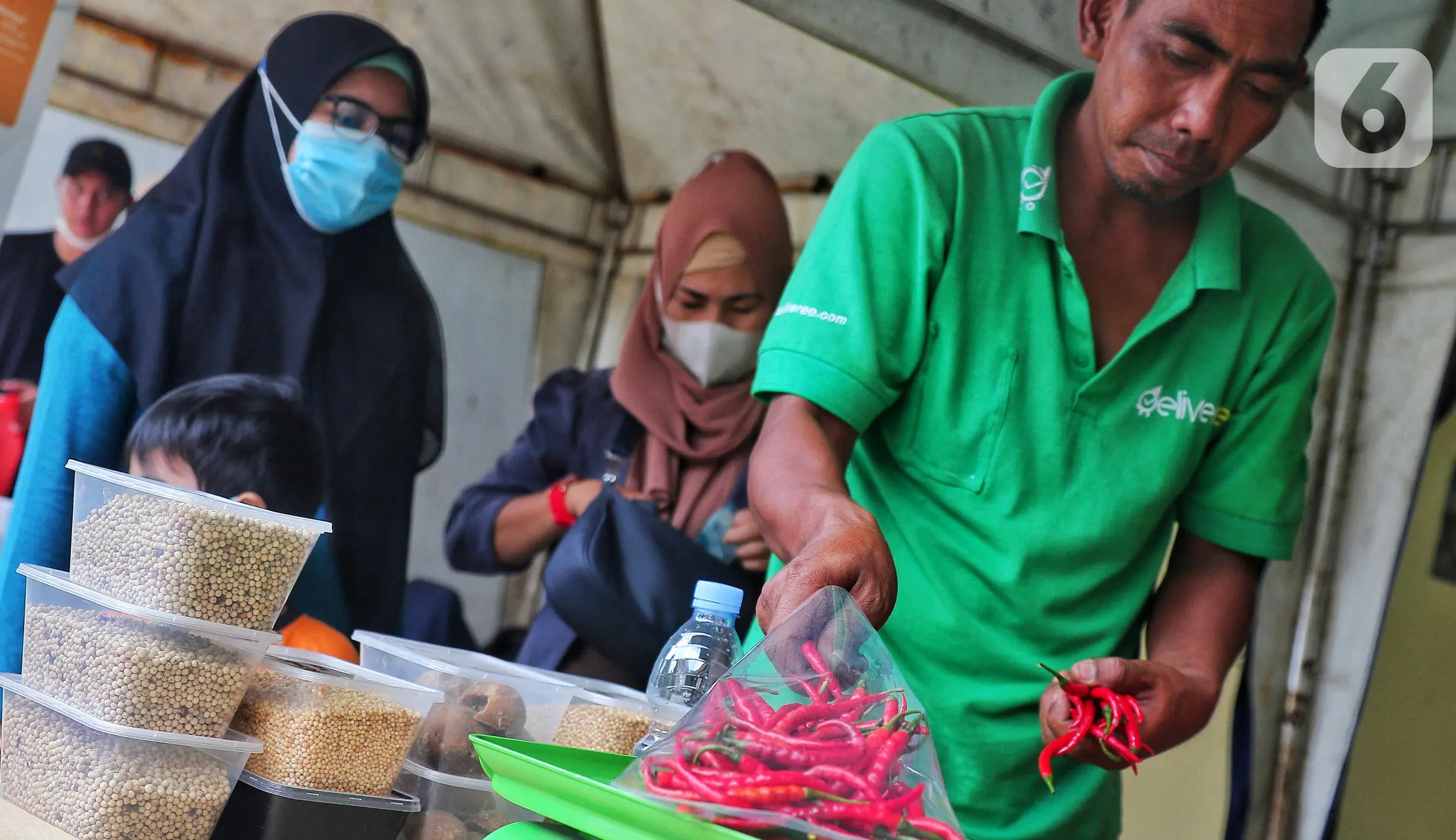 Bazar Sembako Murah di Kota Tangerang Siasati Kenaikan Harga - Foto Liputan6.com