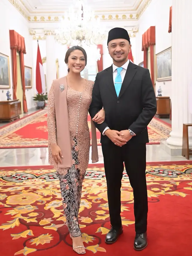 4 Ide Kebaya Elegan ala Cynthia Riza Istri Giring Ganesha, Kini Jadi Ibu Wamen - Hot Liputan6.com