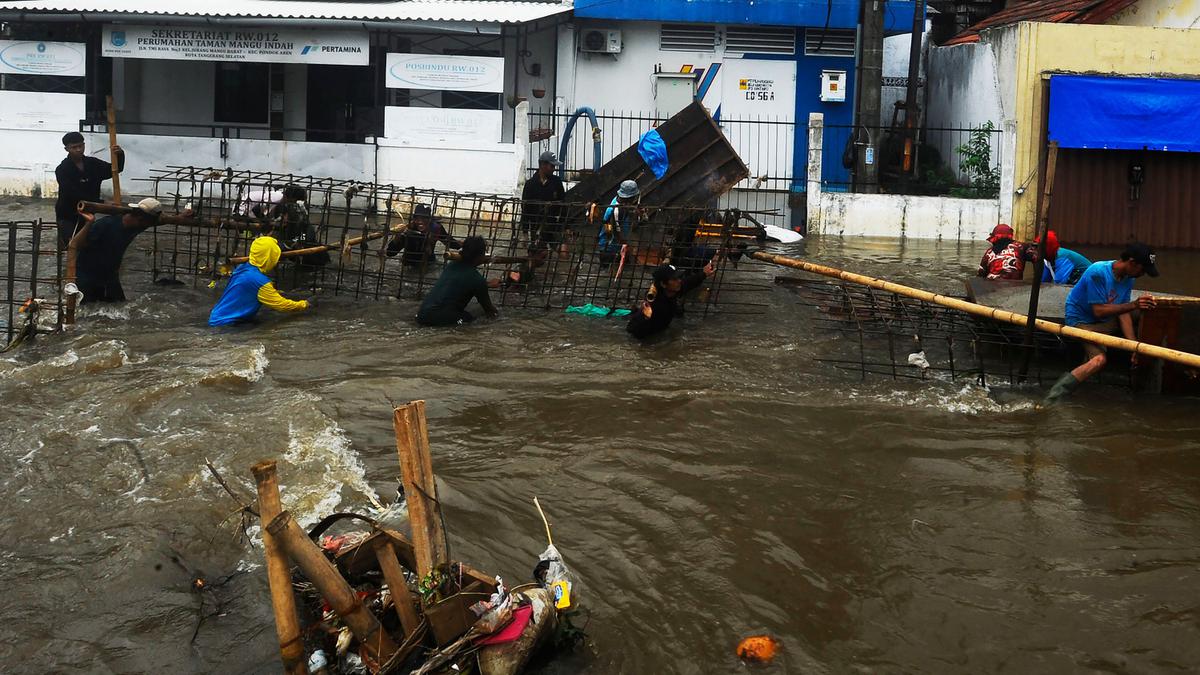 Upaya Perbaikan Tanggul yang Jebol di Taman Mangu Indah Terus Dilakukan
