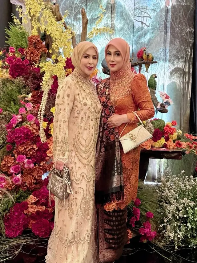 7 Potret Marini Zumarnis Pakai Kebaya Panjang Modern, Gayanya di Acara Mantu Bella Saphira Curi ...