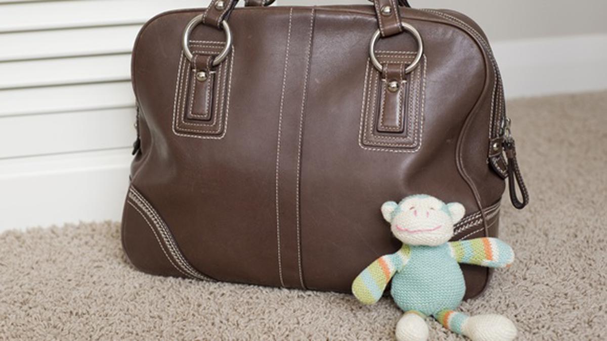 Yang Harus Ada Dalam Tas Seorang Ibu - Parenting Fimela.com