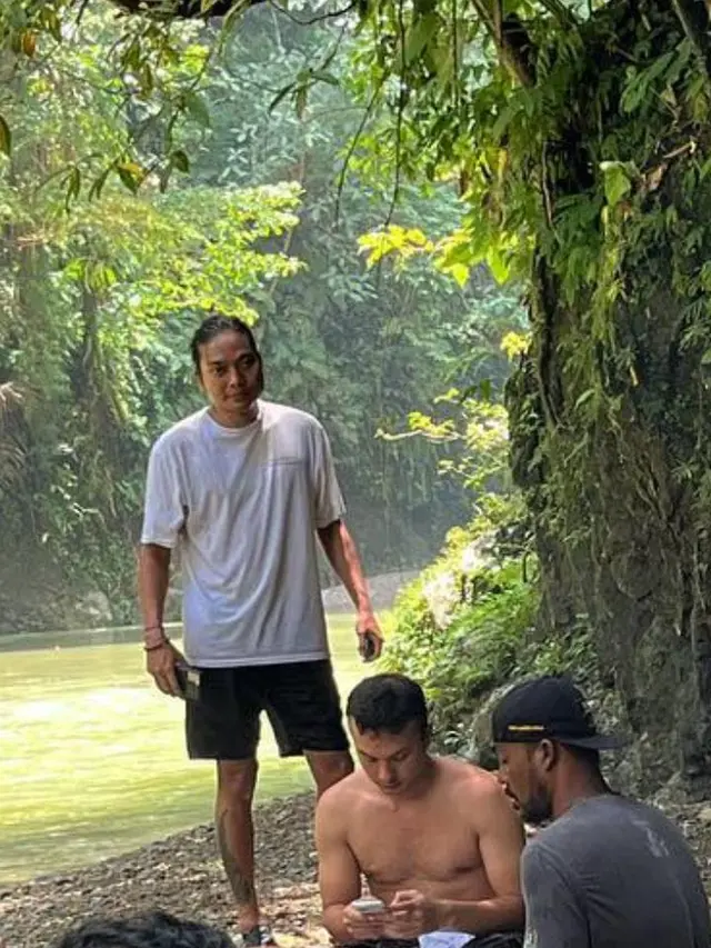 7 Momen Nicholas Saputra dan Mariana Renata di Hutan, Didoakan Balikan - Hot Liputan6.com