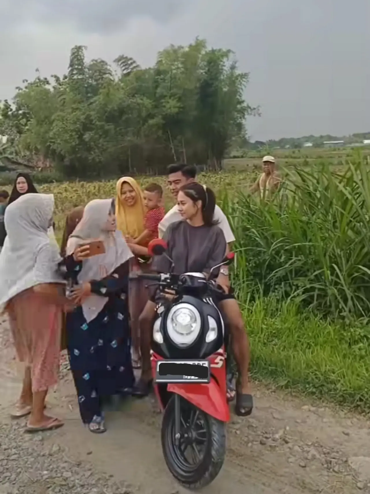 7 Potret Azizah Salsha Main ke Sawah Saat di Blora, Tampil Bak Gadis Desa - Hot Liputan6.com