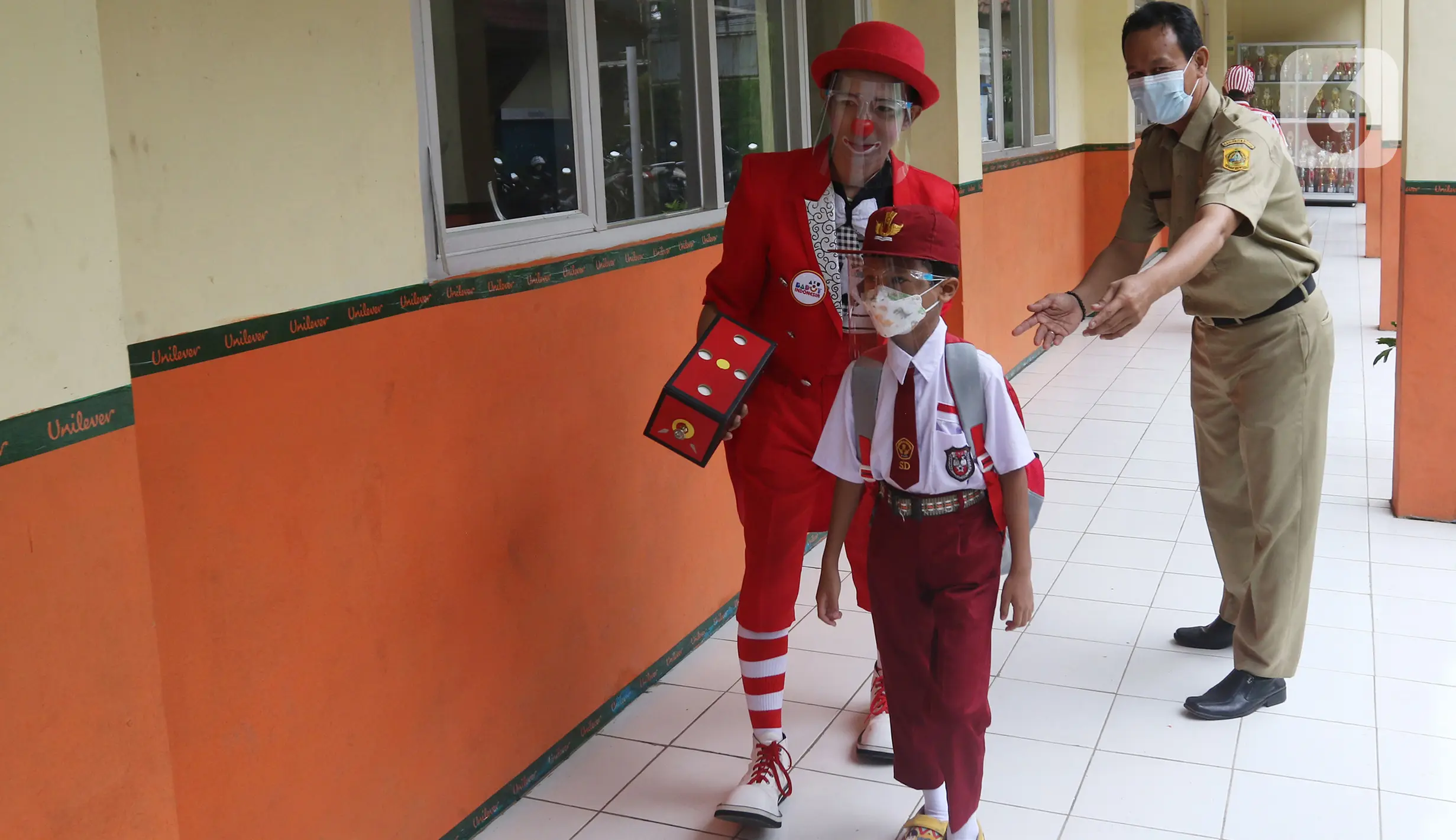 FOTO: Aksi Badut Kampanyekan Pakai Masker untuk Siswa Sekolah - Foto ...
