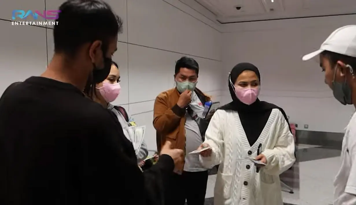 Momen Raffi Ahmad Bagi-bagi Uang Jajan Dollar untuk Karyawan, Kalau ...