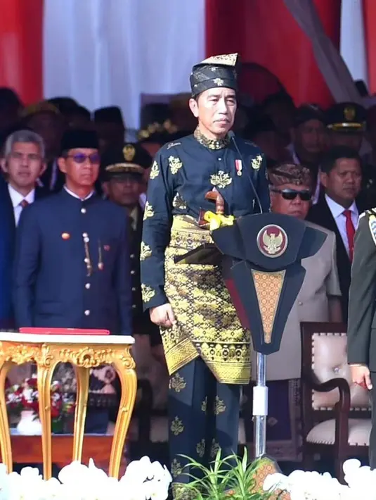 8 Potret Momen Presiden Jokowi Dan Ibu Iriana Kenakan Baju Adat Di