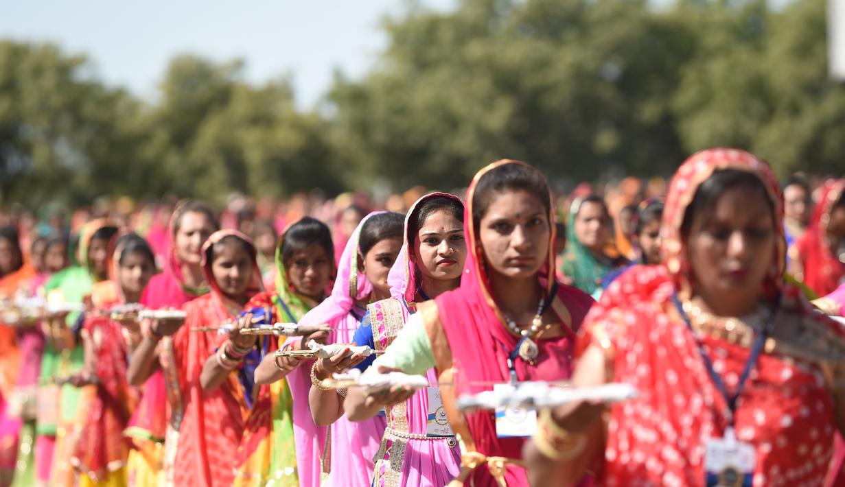 FOTO: 2.000 Wanita India Pecahkan Rekor Dunia Menari Pedang - Foto ...