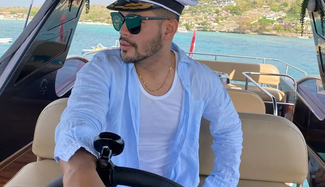 Gaya Kece Rian Ibram Pakai Kacamata Hitam, Pesonanya Bikin Ambyar ...