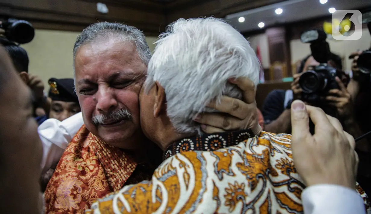 FOTO: Tangis Sofyan Basir Setelah Divonis Bebas - Foto Liputan6.com