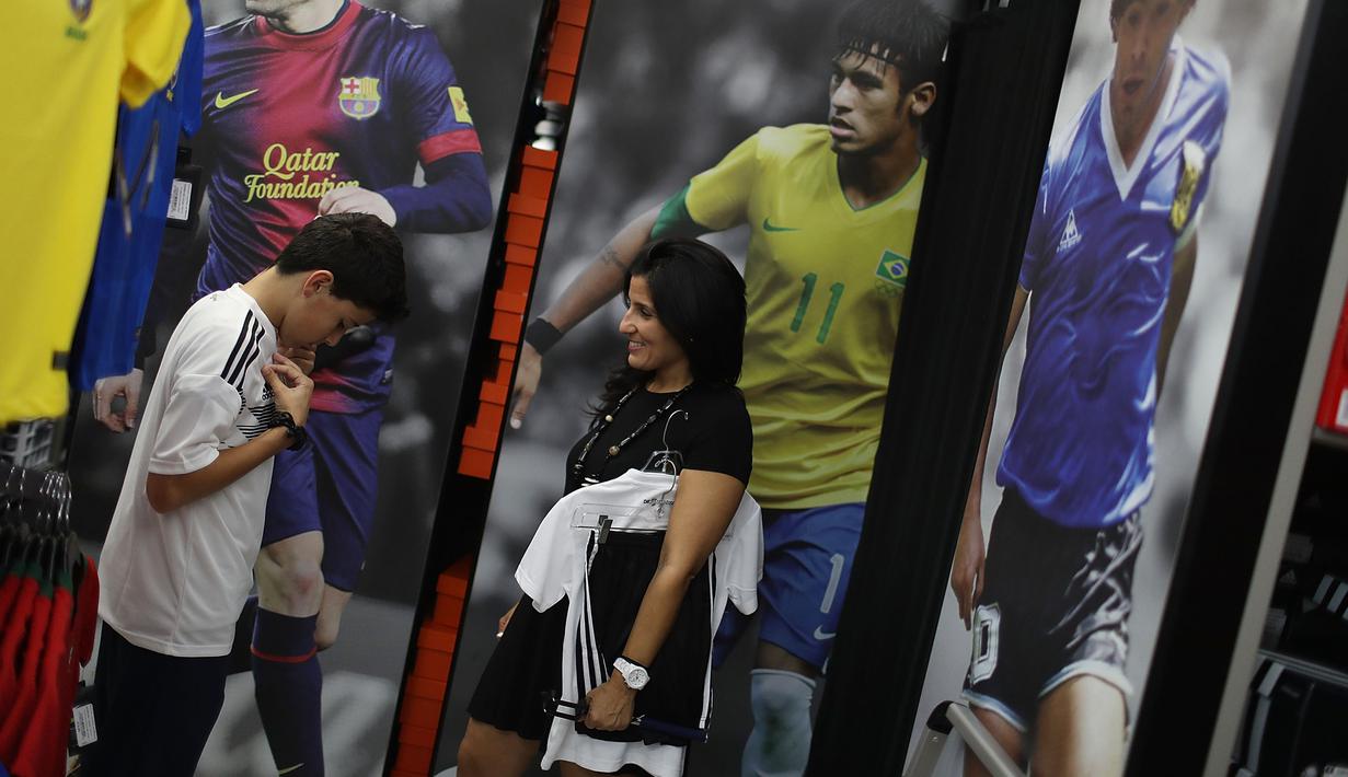 FOTO: Pernak-pernik Timnas Jerman Mulai Diserbu Para Suporter - Foto ...