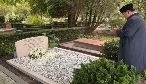 Aksi Berani Emak-Emak Kerudung Pink di Tengah Ricuh Demo Depan DPR Mencuri Perhatian - News ...