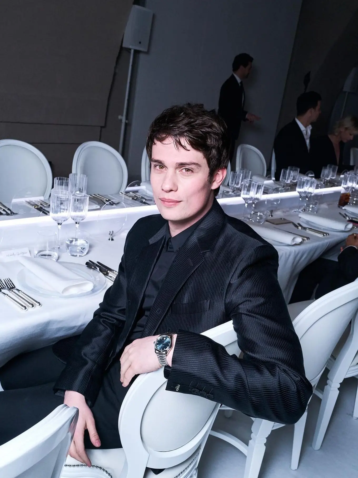 Mengenal Nicholas Galitzine Pacar Berondong Anne Hathaway di The Idea ...