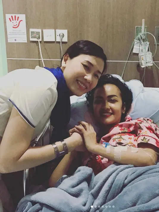 Momen Para Sahabat Menjenguk Julia Perez Sebelum Meninggal Dunia - Foto Liputan6.com