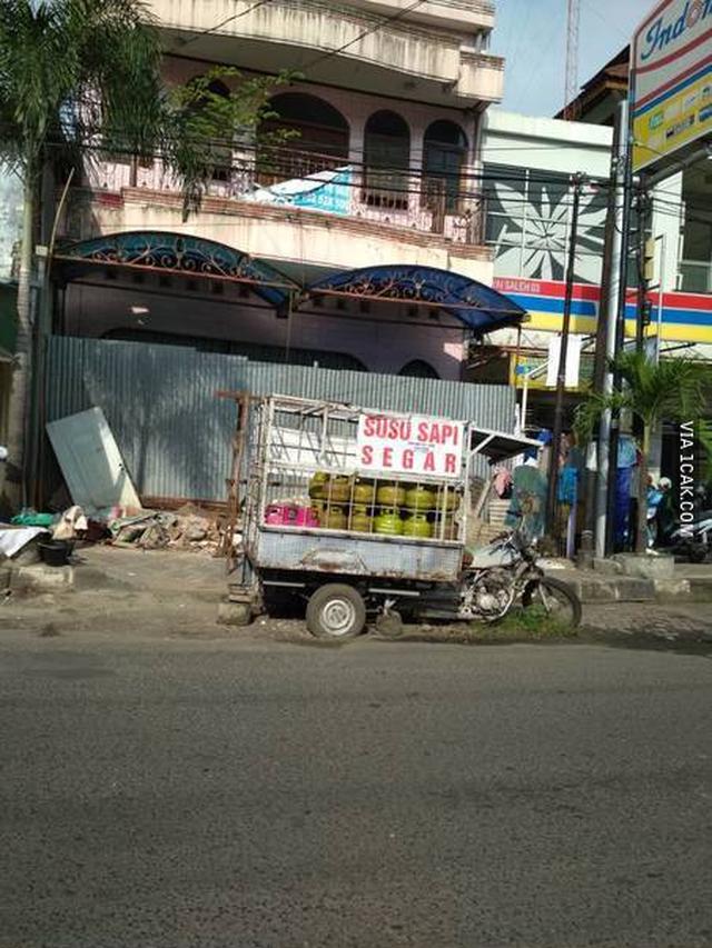6 Cara Promosi Penjual Susu Segar Ini Kelewat Unik, Kocak - Hot ...