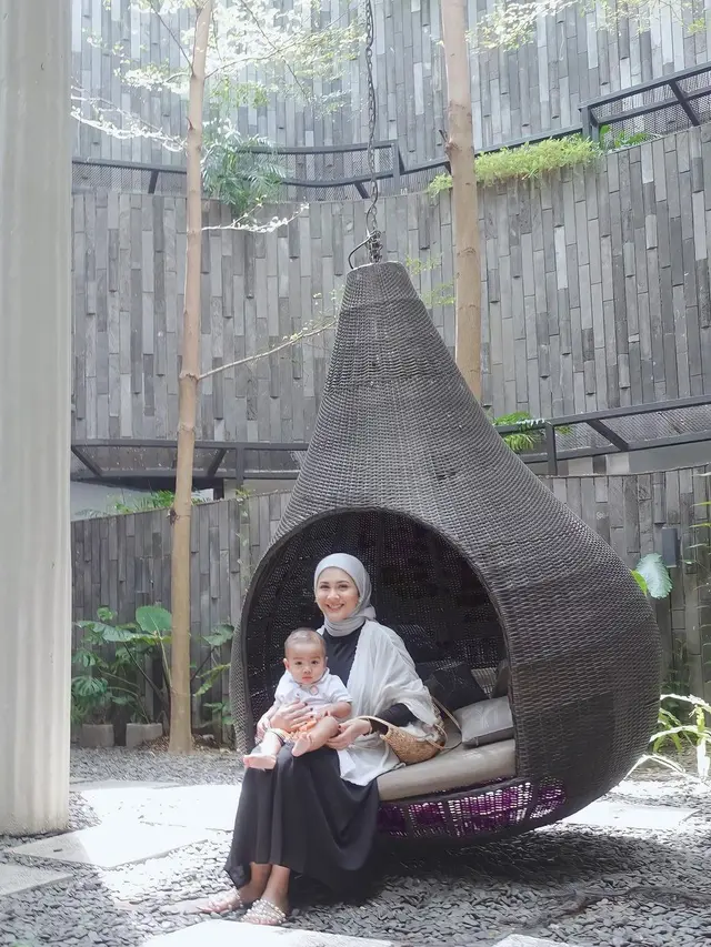 7 Potret Seru Kesha Ratuliu Bersama Suami dan Anak Liburan di Bali ...