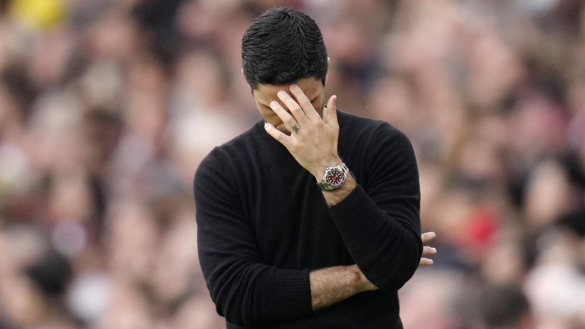 Foto: Terpleset Lagi, Fans Arsenal Kuatkan Hati untuk Ucapkan Bye-bye ...