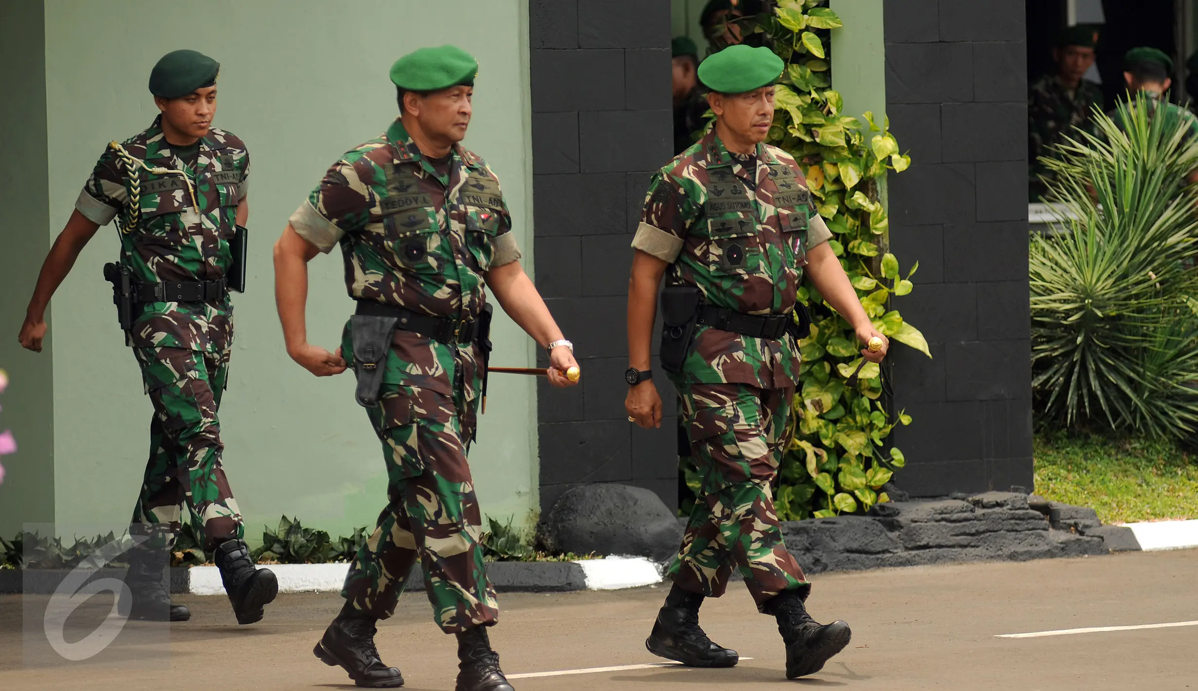 Letjen Agus Sutomo Serahkan Pasukan ke Mayjen Teddy Lhaksmana - Foto ...