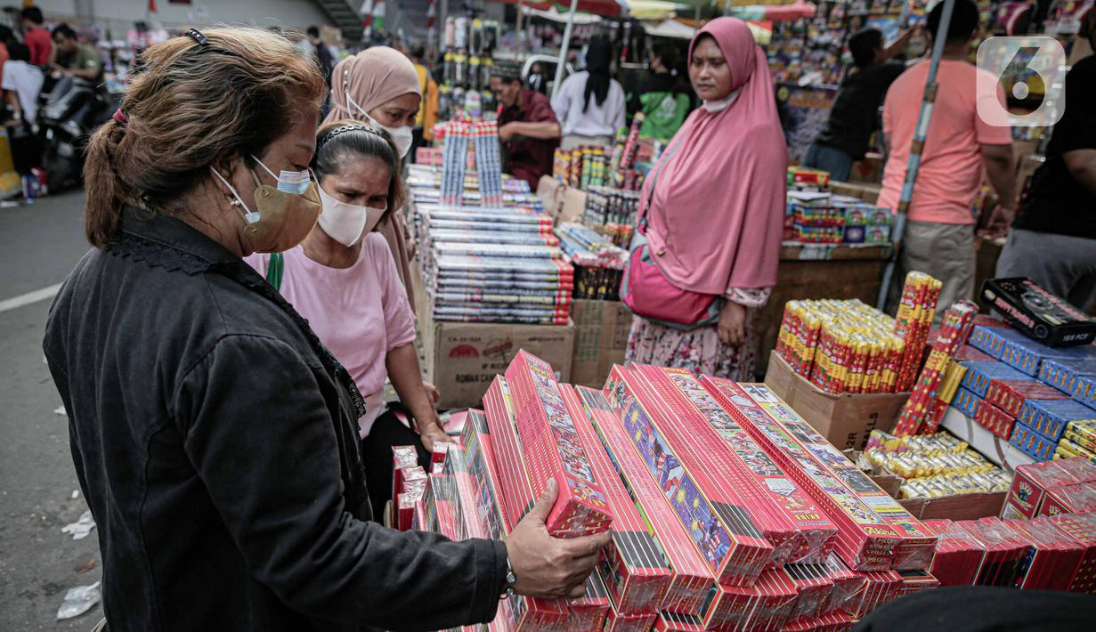 FOTO: Pedagang Kembang Api Musiman Penuhi Pasar Asemka - Foto Liputan6.com