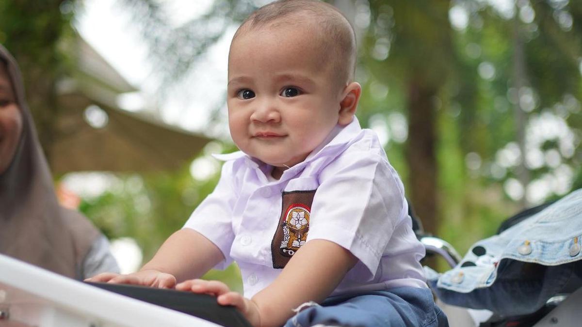 Cipung Makin Lucu Dan Menggemaskan Kenakan Seragam Sma Duduk Di Atas Motor Photo Fimela Com