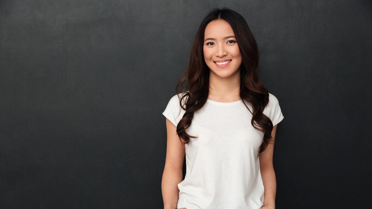 5 Padu Padan Kaos Warna Putih yang Antigagal - Fashion Fimela.com