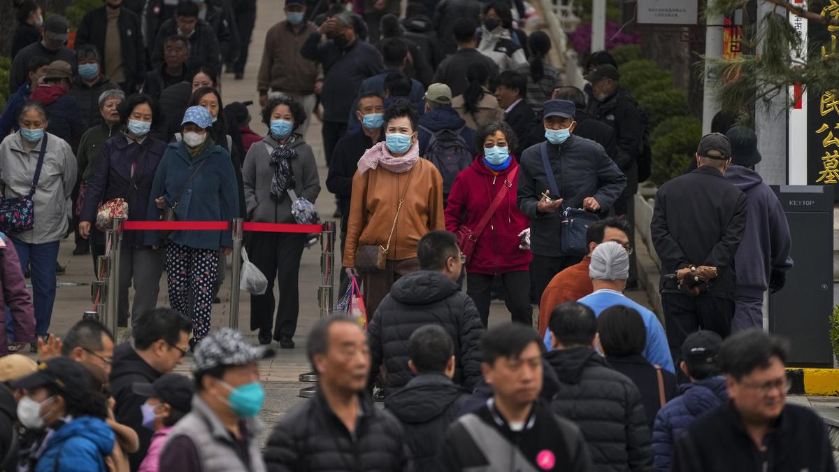 Warga China Ramai-Ramai Kunjungi Makam Leluhur Selama Festival Qingming ...