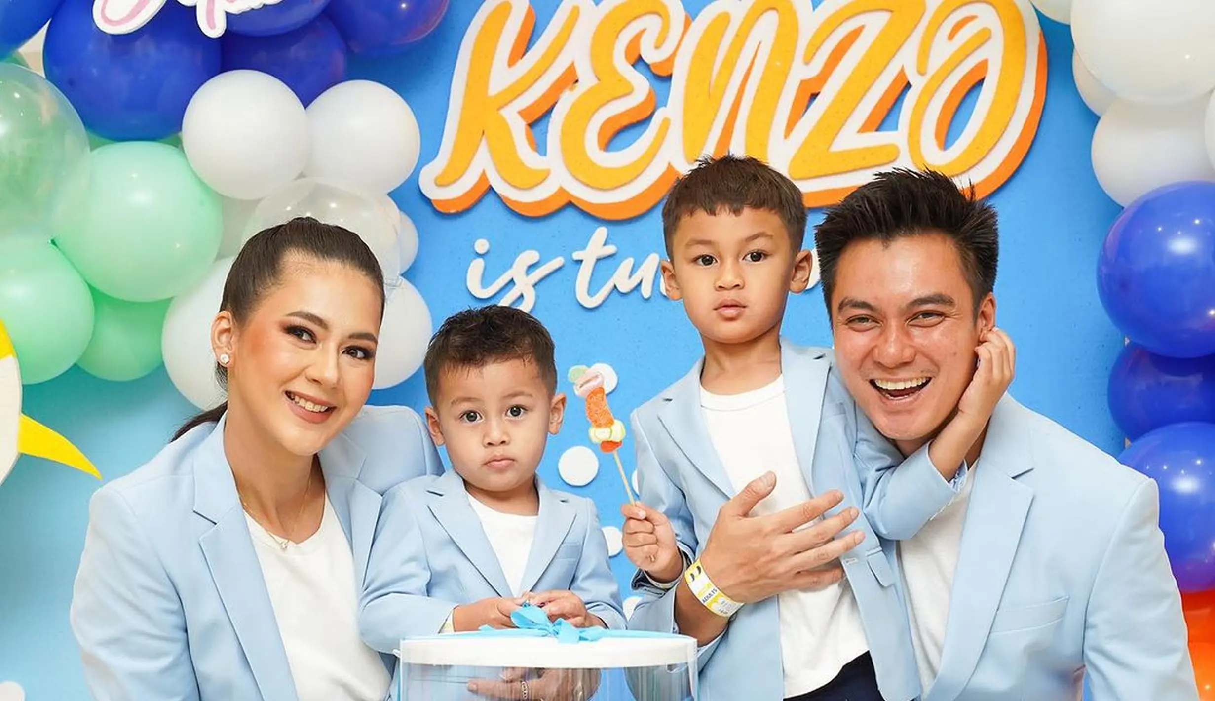 Gaya Kompak Geng Cendol Kenakan Outfit Biru dengan Formasi Lebih ...