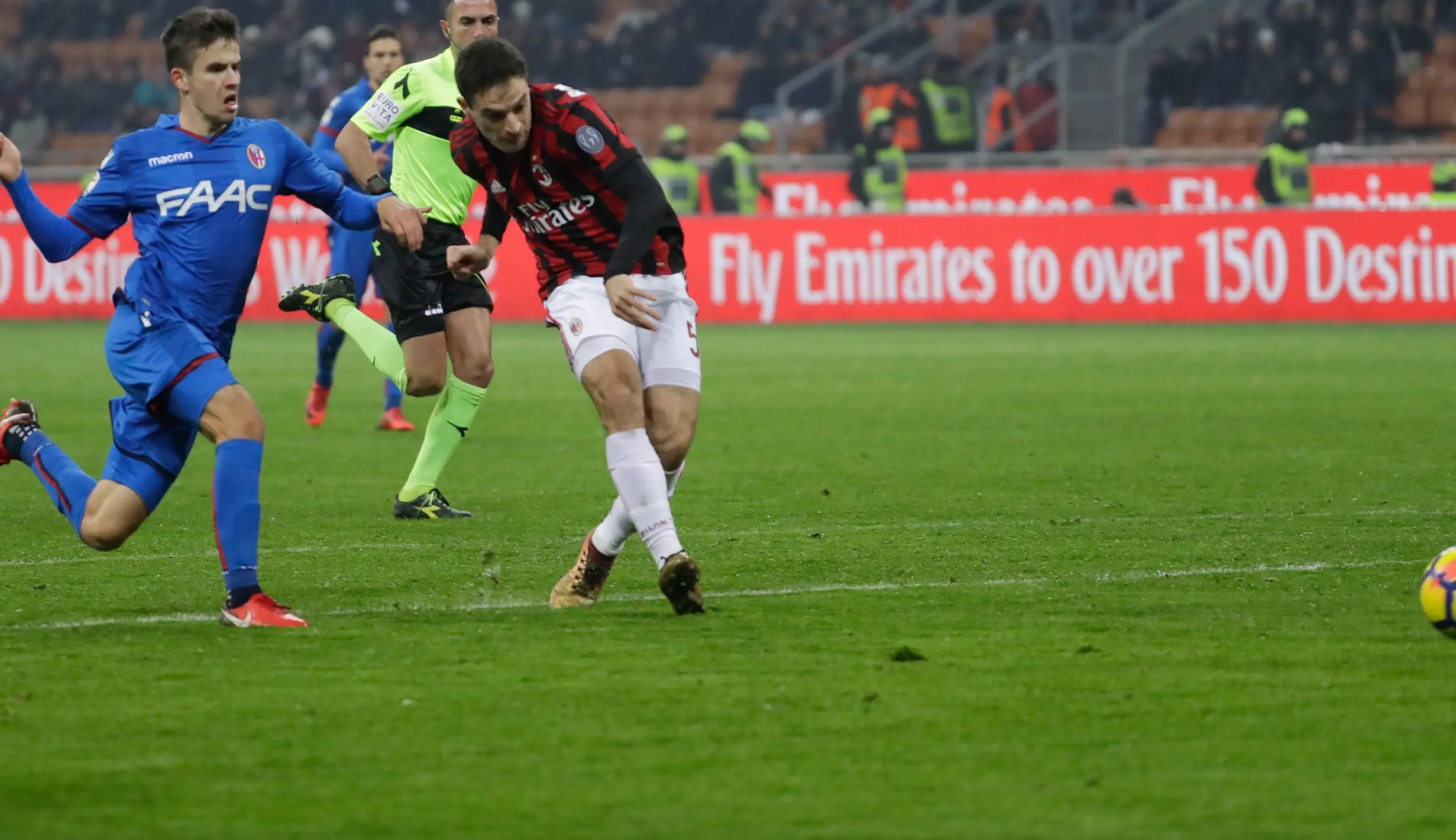PHOTO: AC Milan Menang Tipis atas Bologna - Foto Liputan6.com