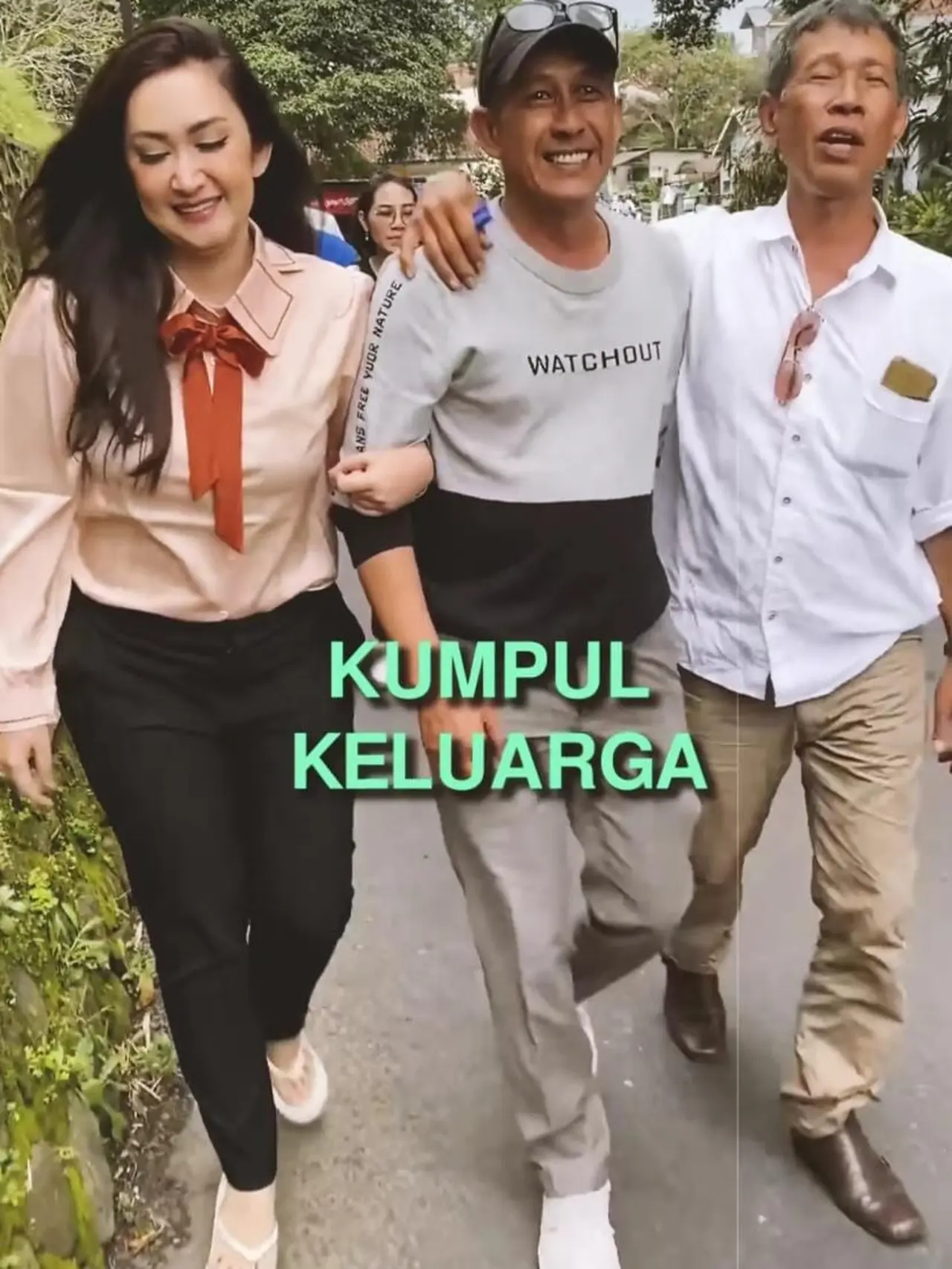 8 Potret Sederhana Nafa Urbach saat Pulang Kampung, Hanya Gunakan Sandal Jepit