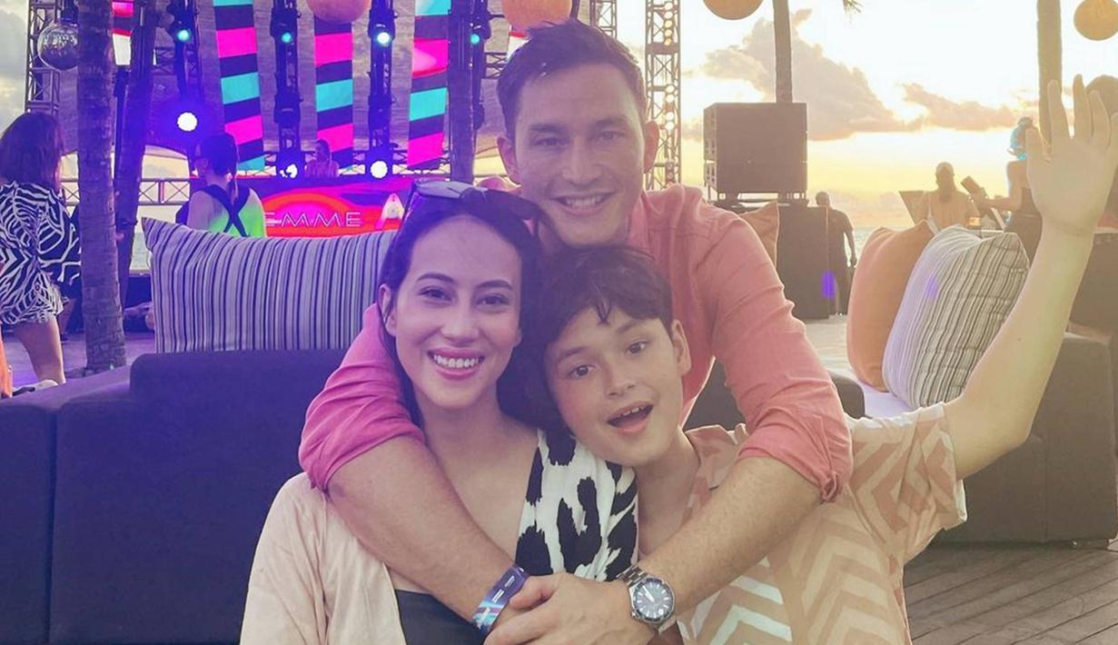 Momen Kompak Mike Lewis Bersama Keluarga, Janisa Pradja Akrab Bareng Kenzou